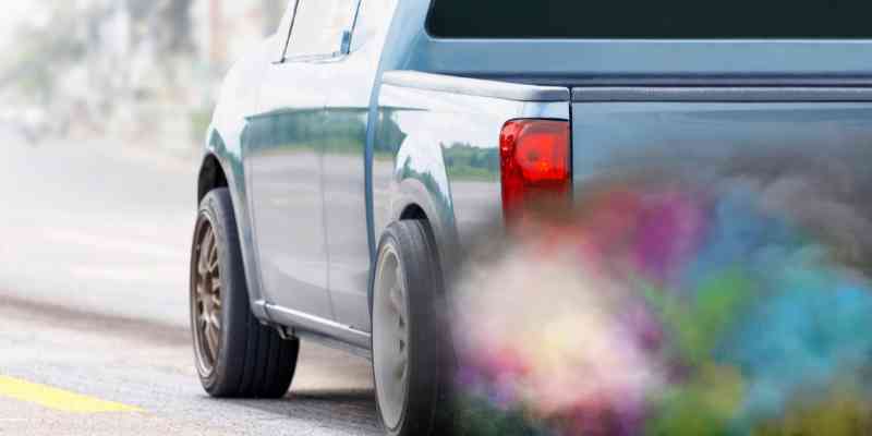 ¿QUÉ ESTÁ QUEMANDO EN SU CARRO SEGÚN EL COLOR DEL HUMO?