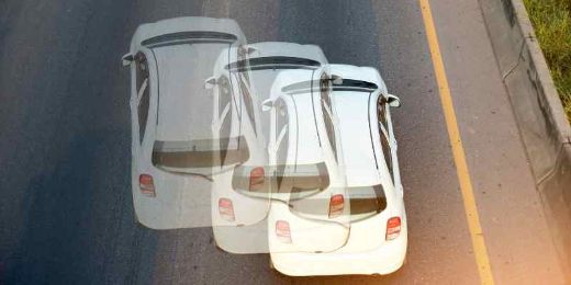 ¿CÓMO AFECTA LA ALINEACIÓN Y BALANCEO SI SU CARRO TIRA A UN LADO?