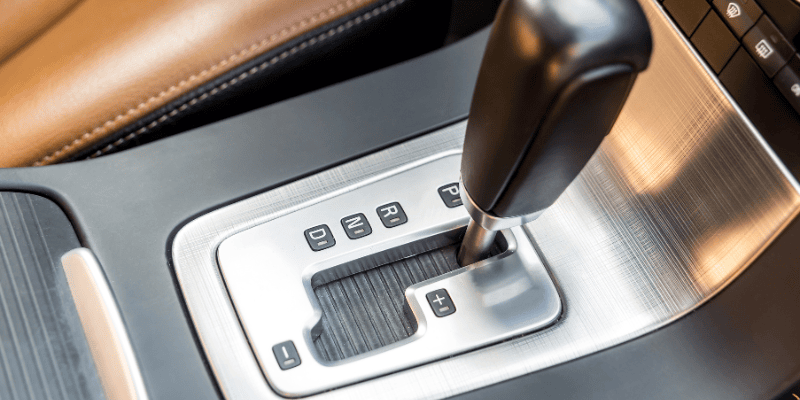 ¿CUÁL ES LA DIFERENCIA ENTRE UN CARRO MECÁNICO Y UNO AUTOMÁTICO?